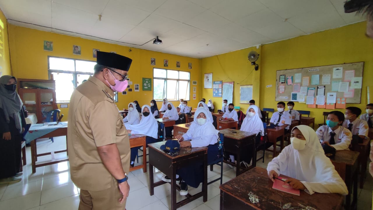 SMPN 1 Watansoppeng Hari Pertama Sekolah Wakil Bupati Sempatkan Diri ...